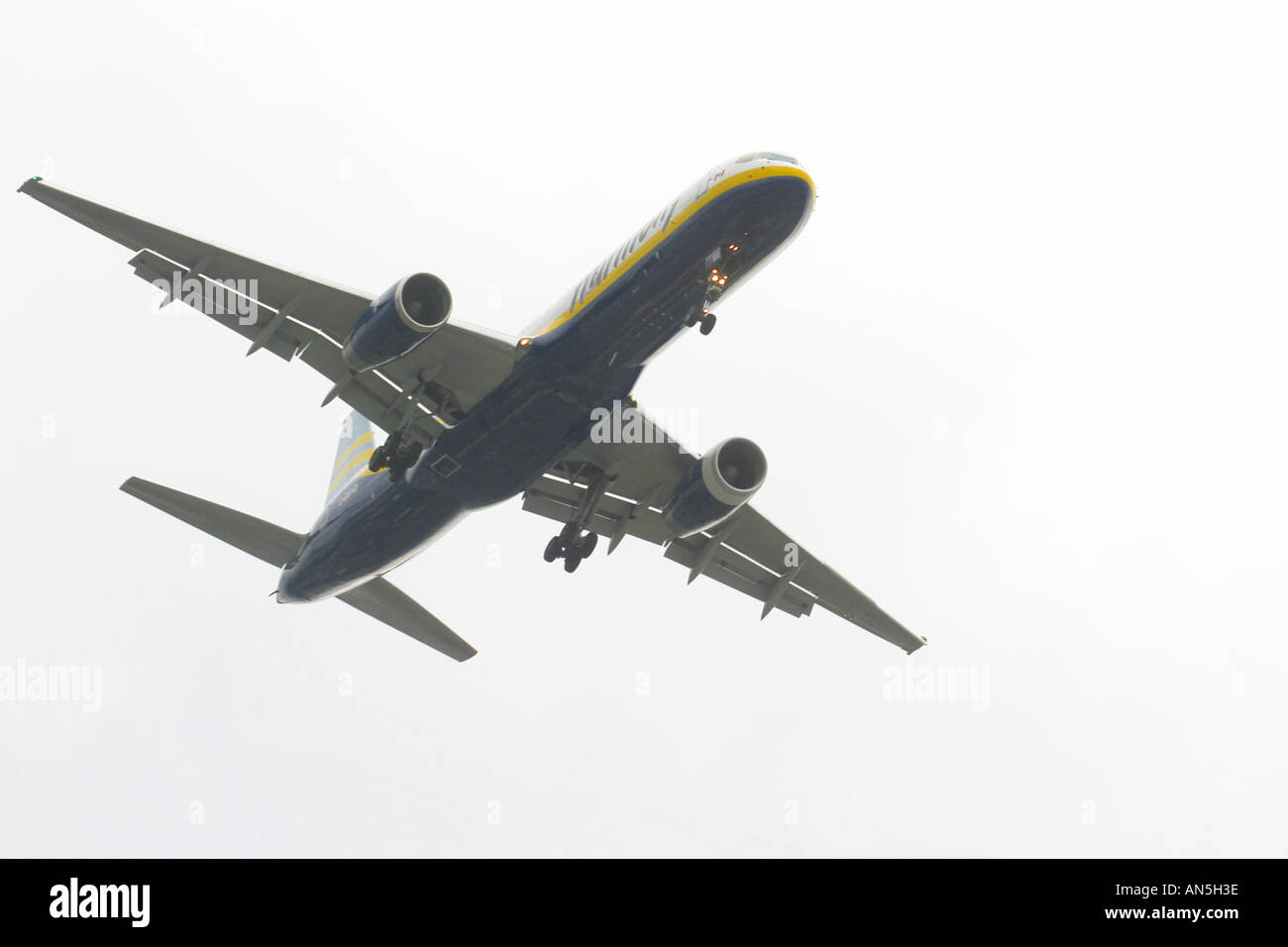Big plane trails hi-res stock photography and images - Alamy