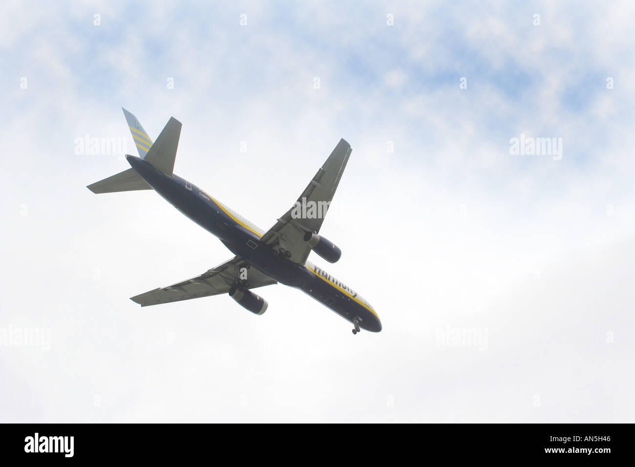 Big plane trails hi-res stock photography and images - Alamy
