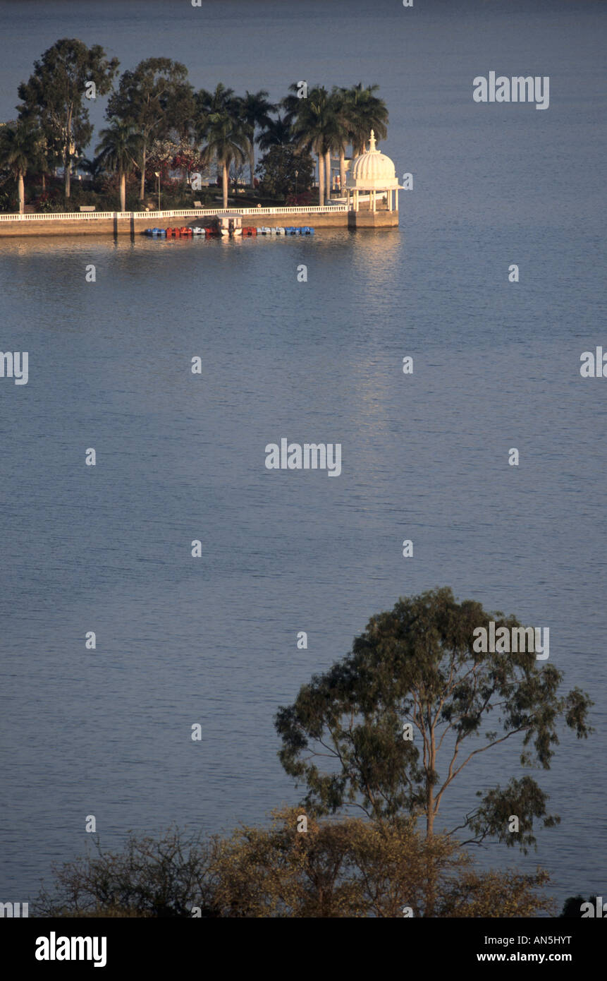 The Fateh Sagar Lake with the island of Nehru Garden at dawn, Udaipur ...