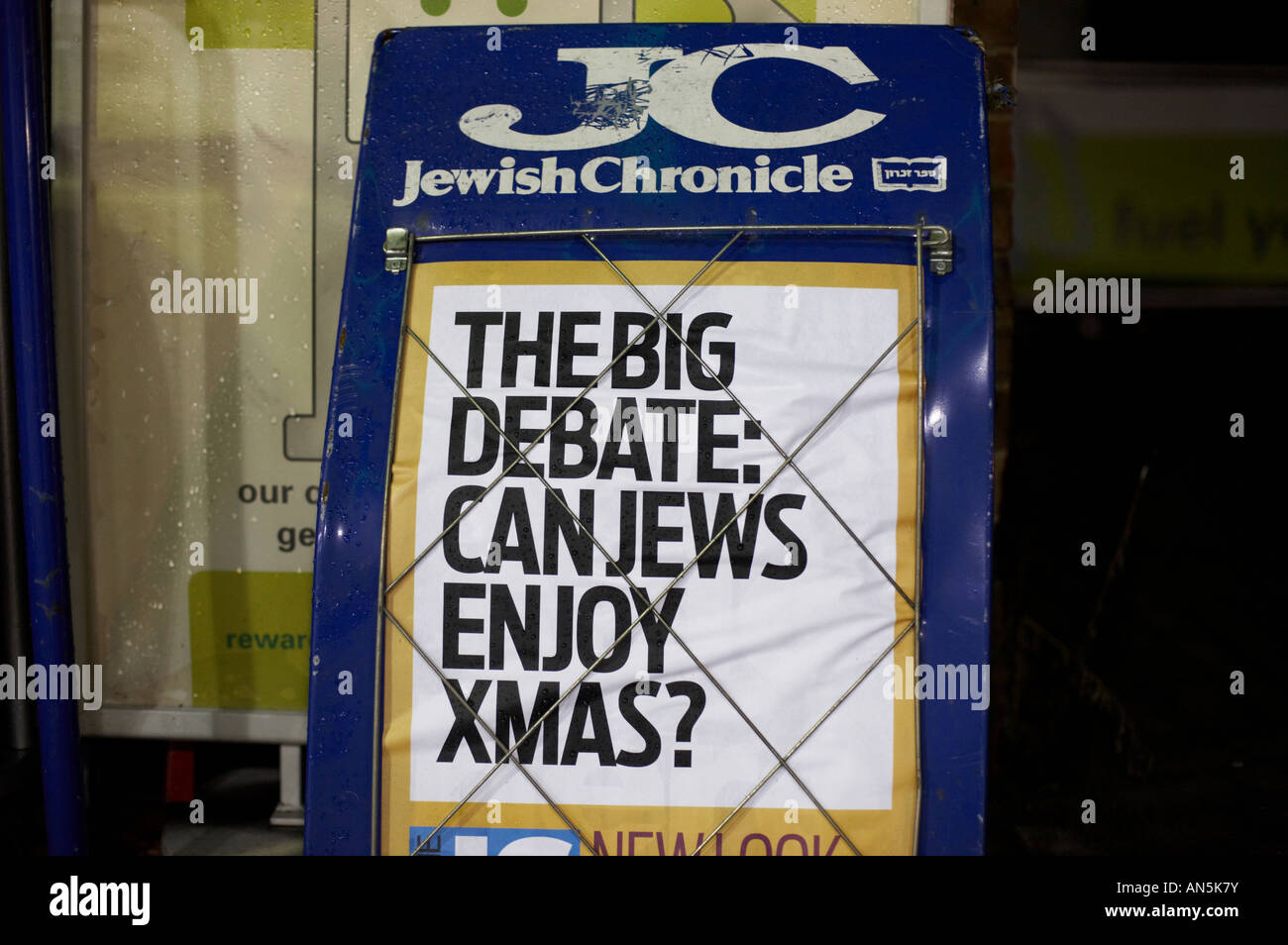 Jewish Chronicle newspaper headline board Stock Photo - Alamy