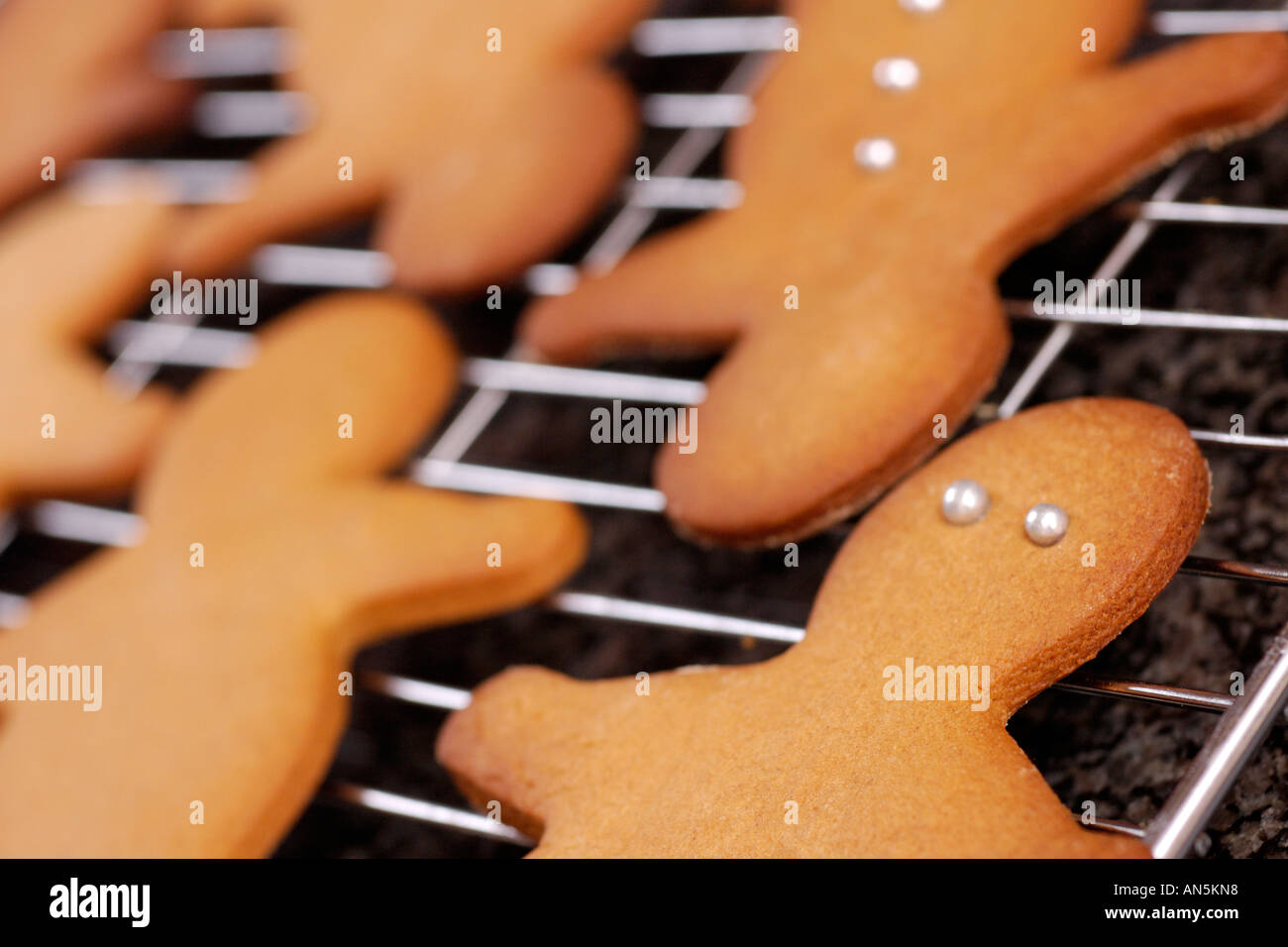Gingerbread cookies on cooling hi-res stock photography and images - Alamy