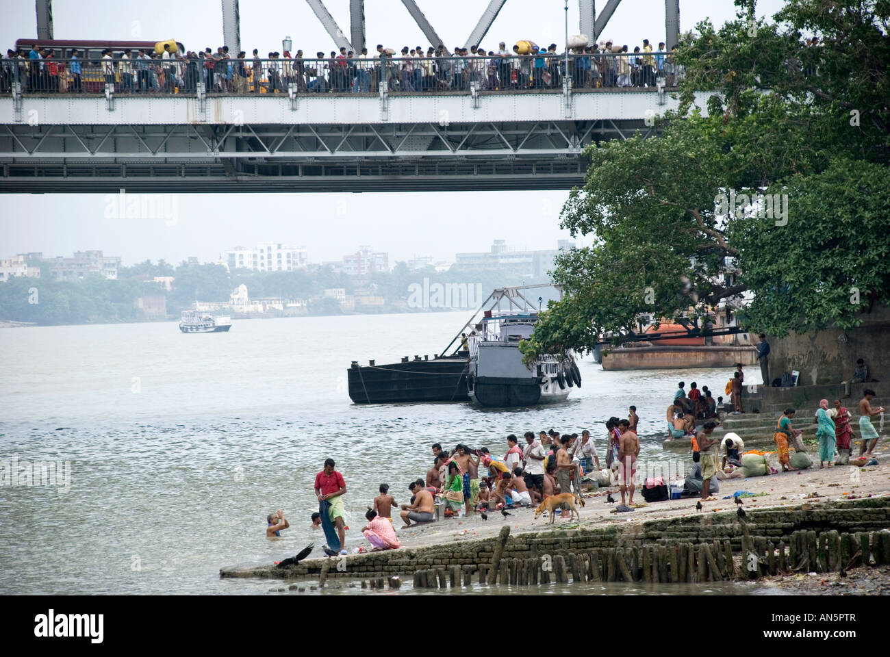 ghat scene & howrah bridge, kolkata, india Stock Photo - Alamy