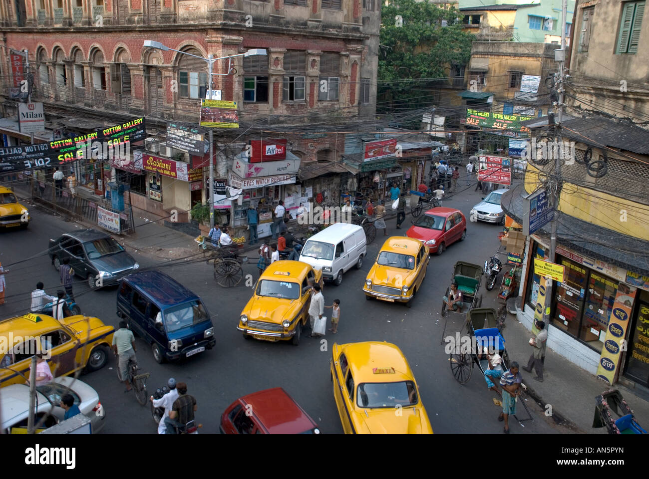 busy intersection near chowinghee road, kolkata, india Stock Photo - Alamy