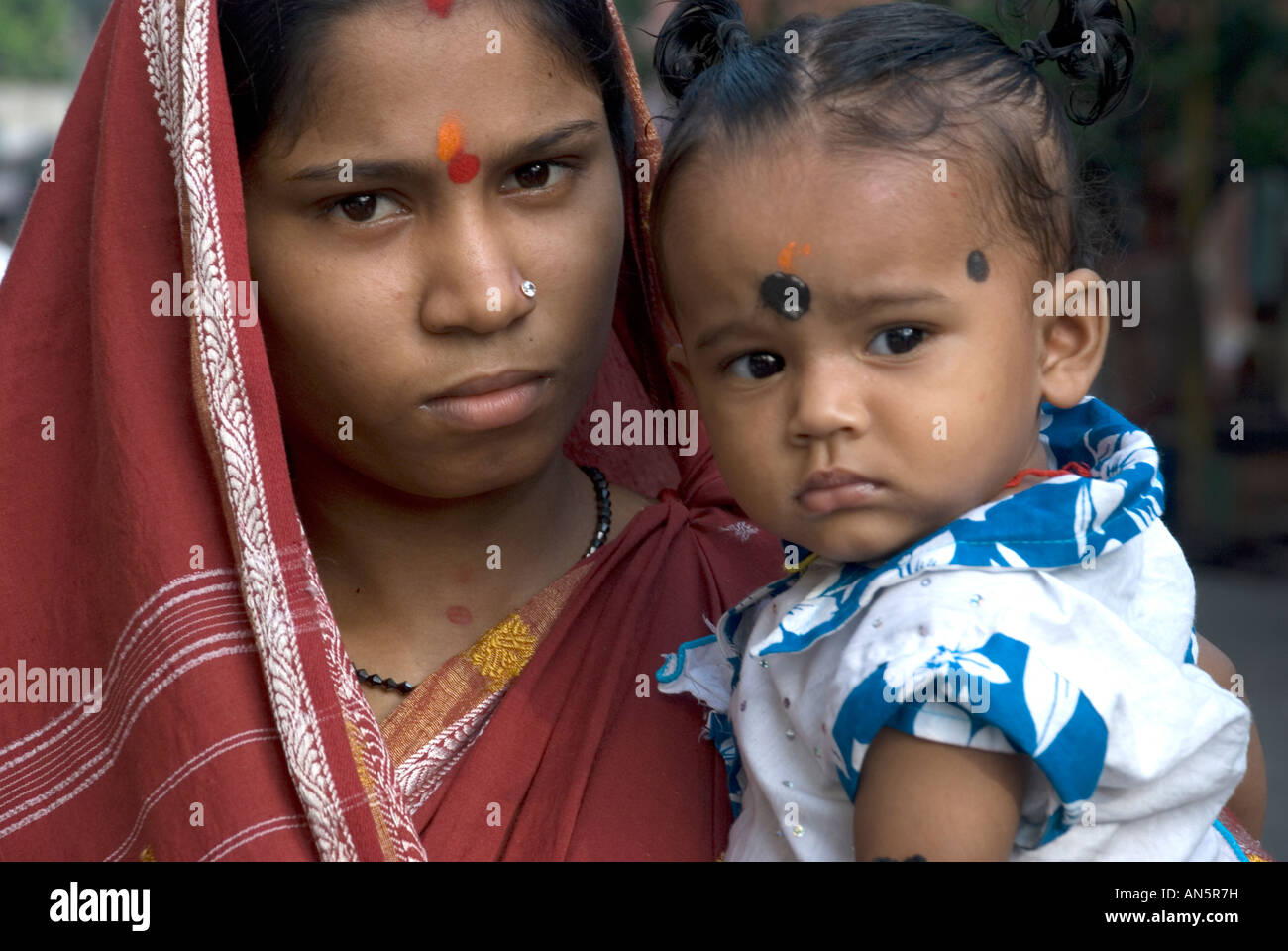 mother & child near kali temple, kolkata, india Stock Photo - Alamy