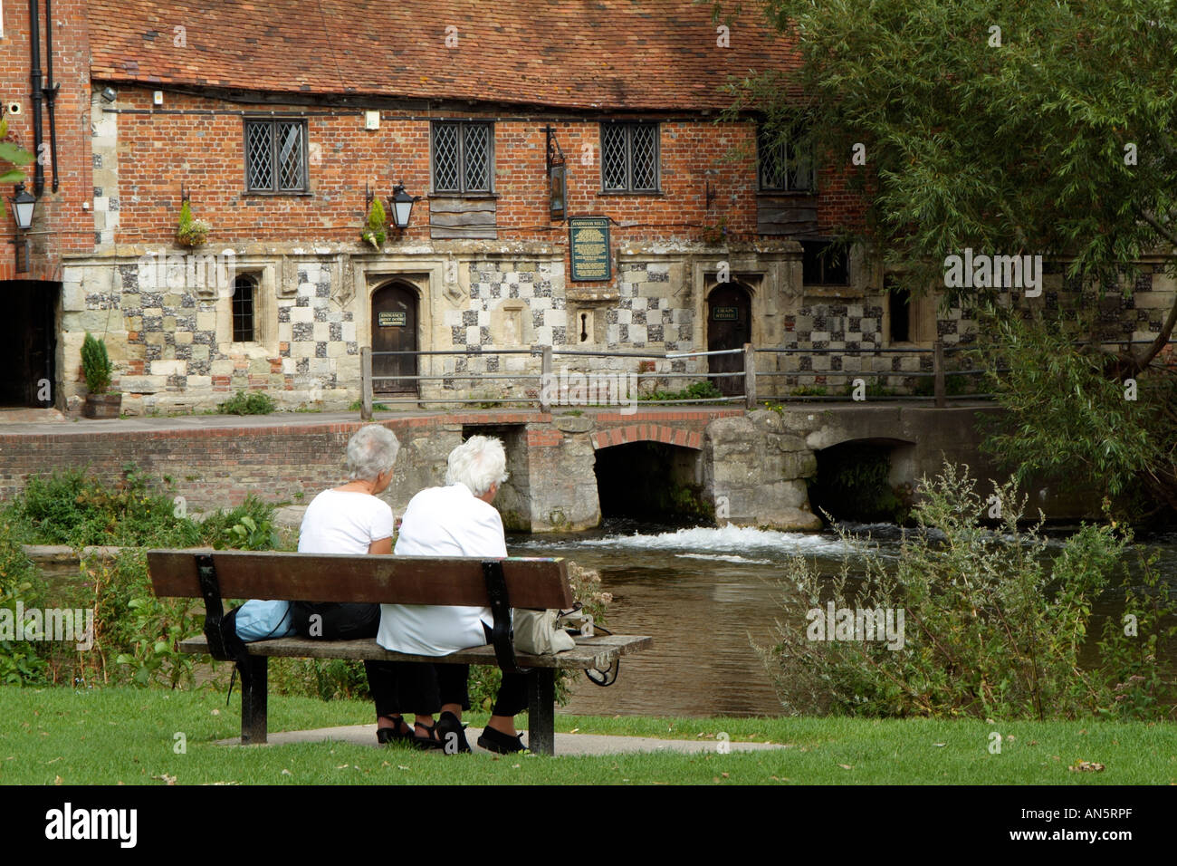 Old couple on park bench uk hi-res stock photography and images - Alamy