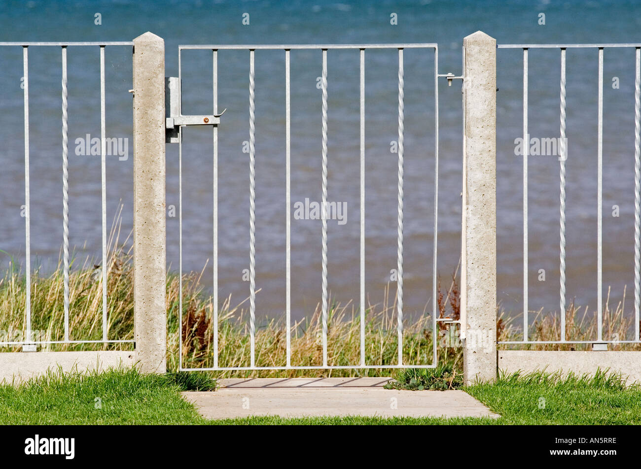 Looking over garden gate hi-res stock photography and images - Alamy