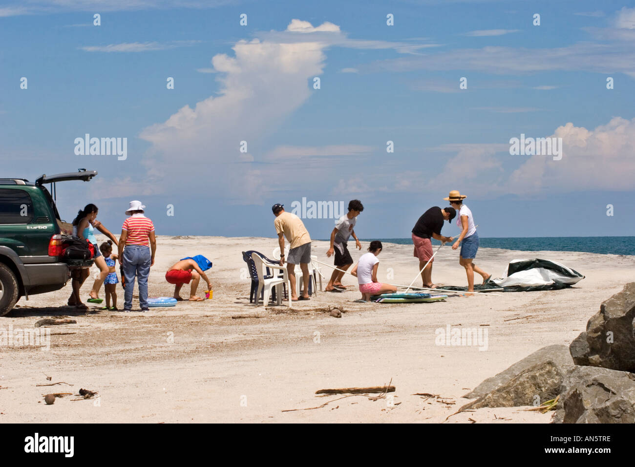 A family sets up a gazebo at the beach Stock Photo - Alamy