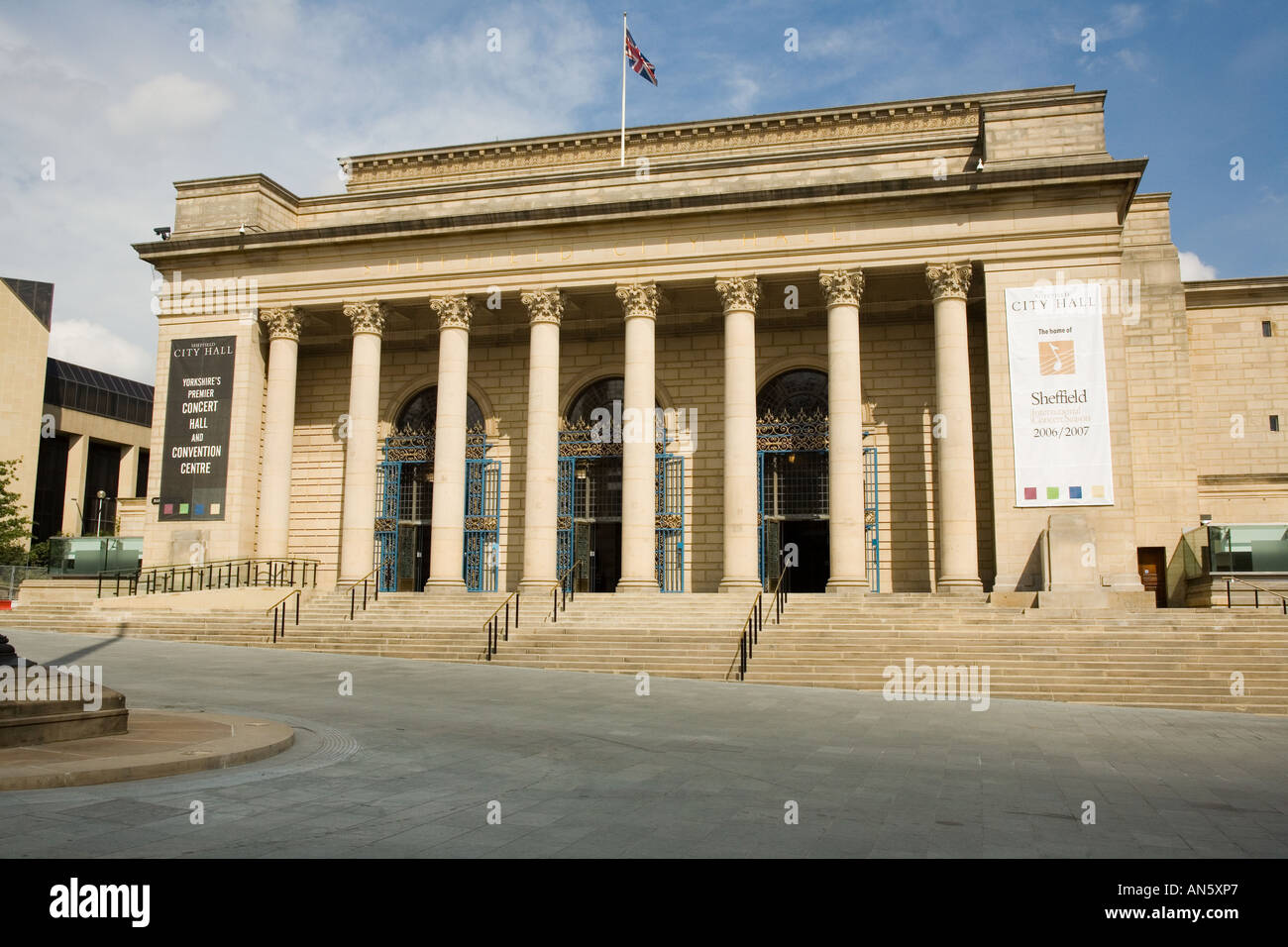 Sheffield city hall and memorial hall hi-res stock photography and ...