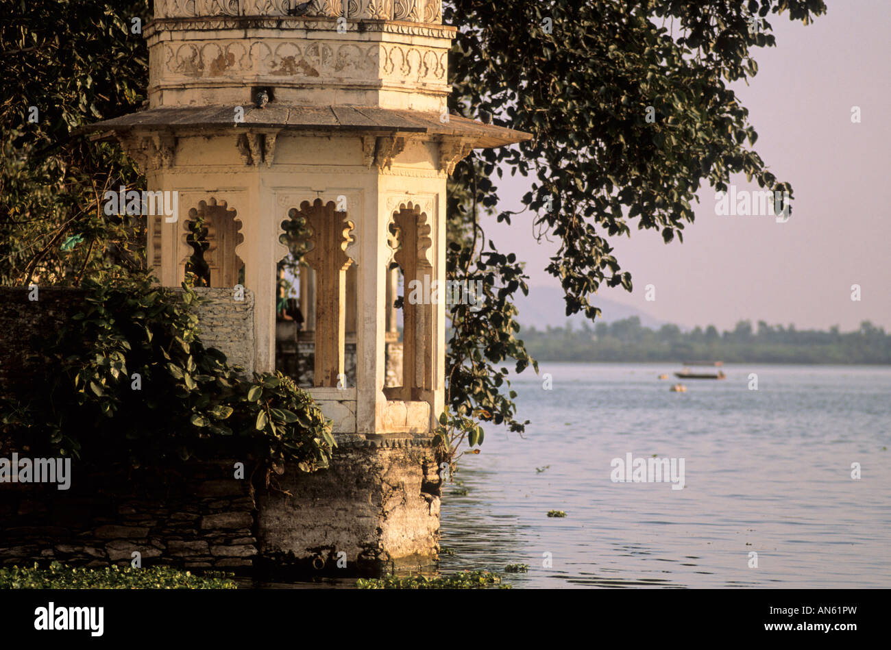 The Gangaur ghats and Bangor temple at Lake Pichola, Udaipur IN Stock ...