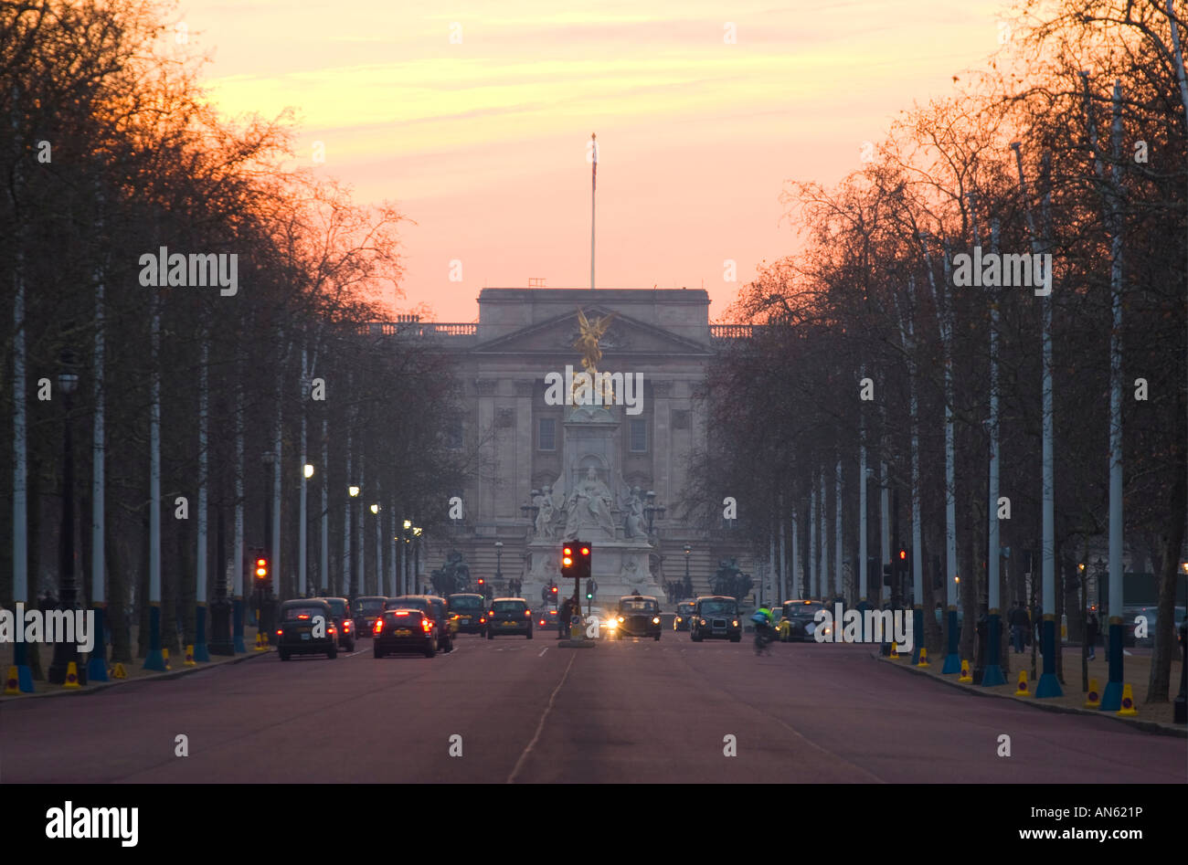 The Mall & Buckingham Palace London Stock Photo - Alamy