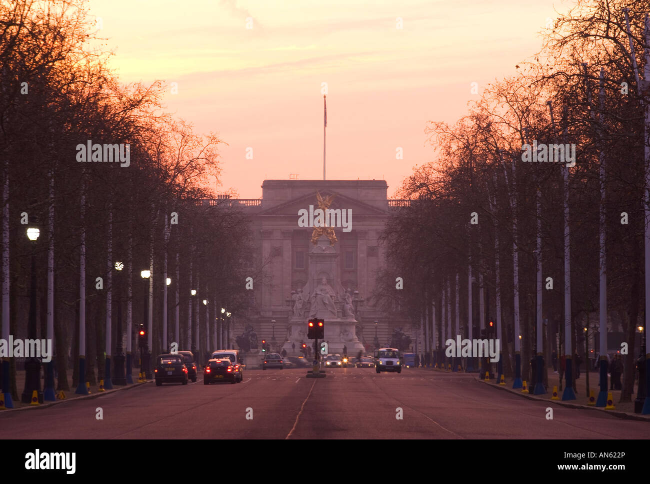 The Mall & Buckingham Palace London Stock Photo - Alamy