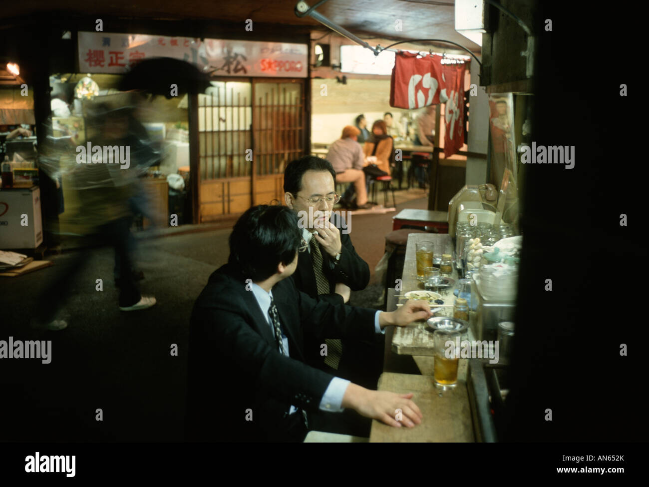 Open bar shinjuku tokyo hi-res stock photography and images - Alamy