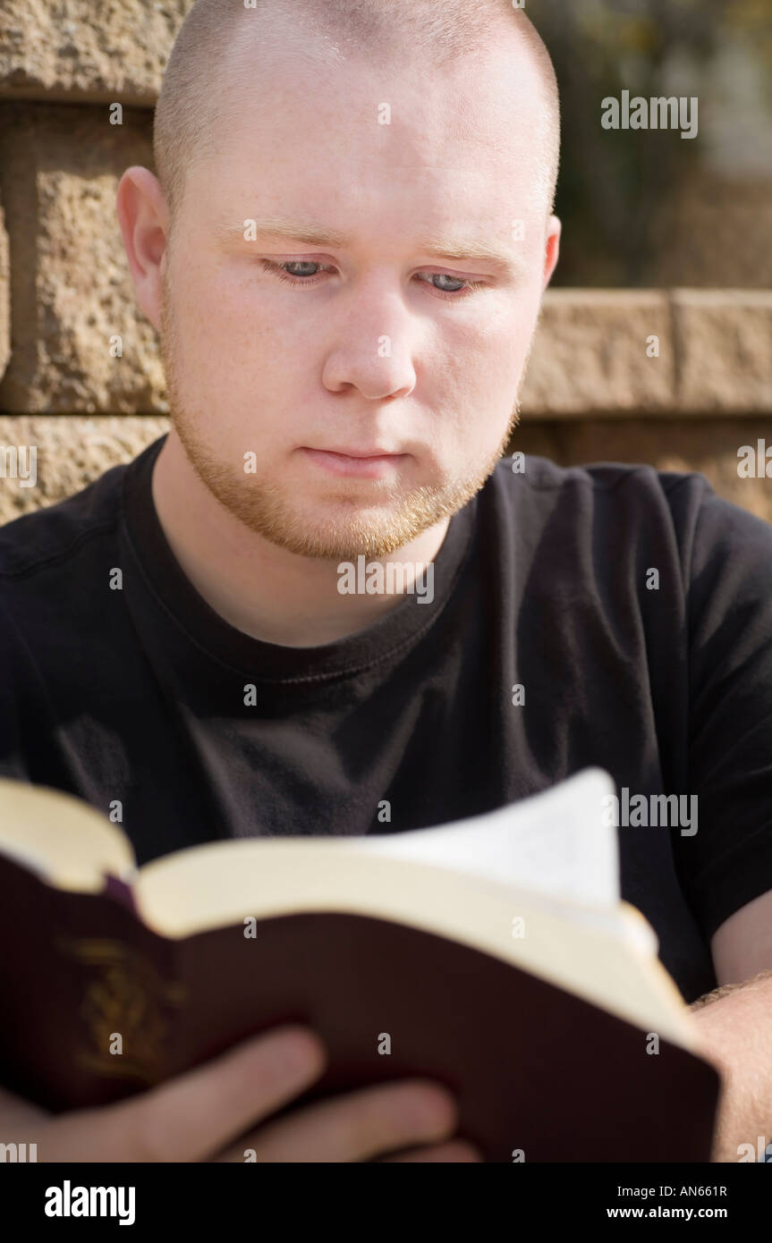 Reading bibles hi-res stock photography and images - Alamy