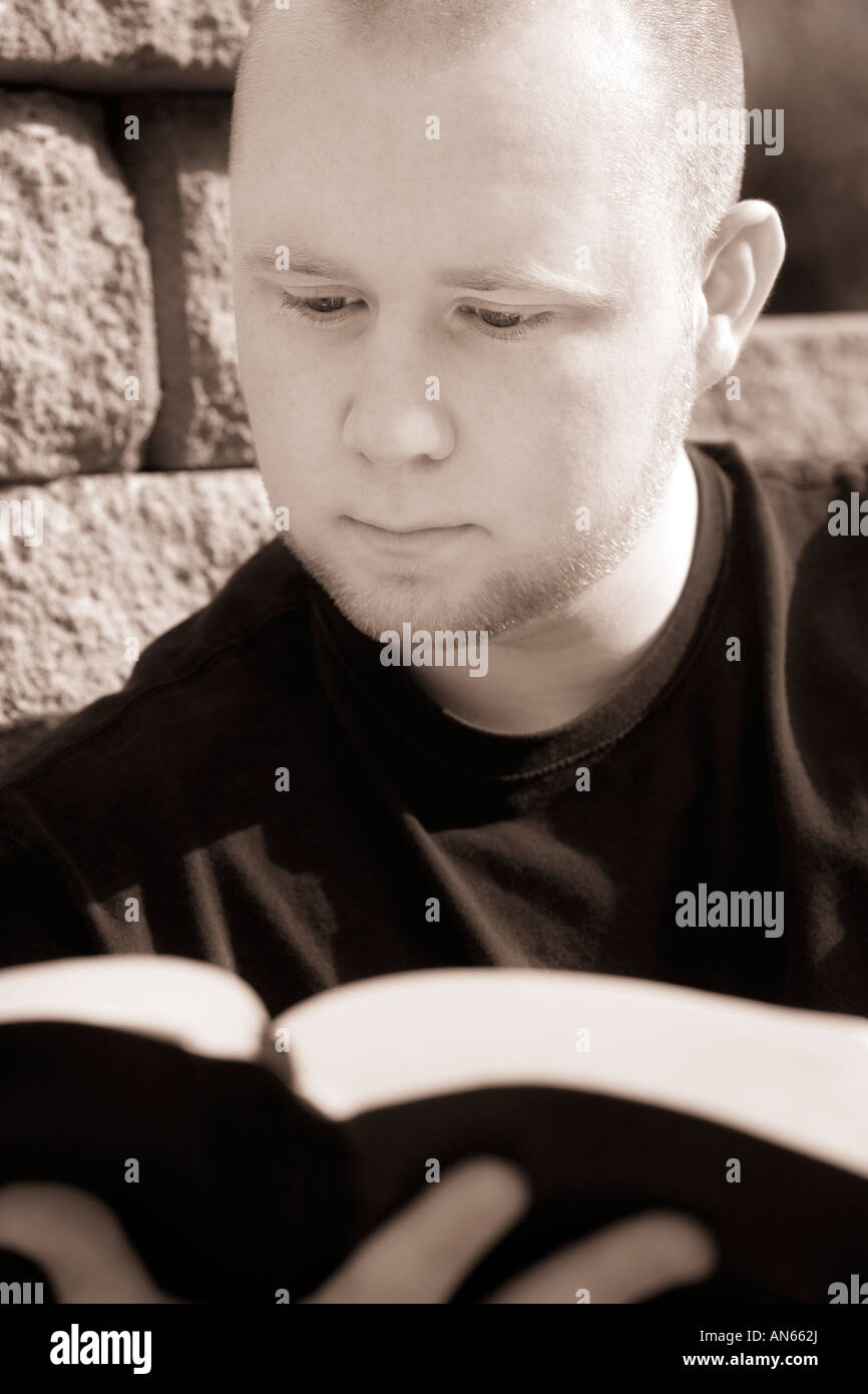 Reading bibles hi-res stock photography and images - Alamy