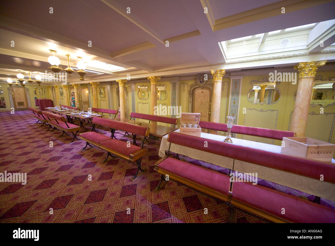 Dining saloon ship hi-res stock photography and images - Alamy
