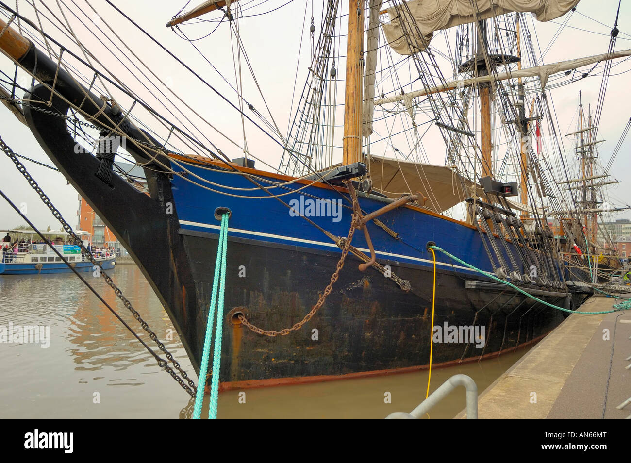 Three masted ships hi-res stock photography and images - Alamy