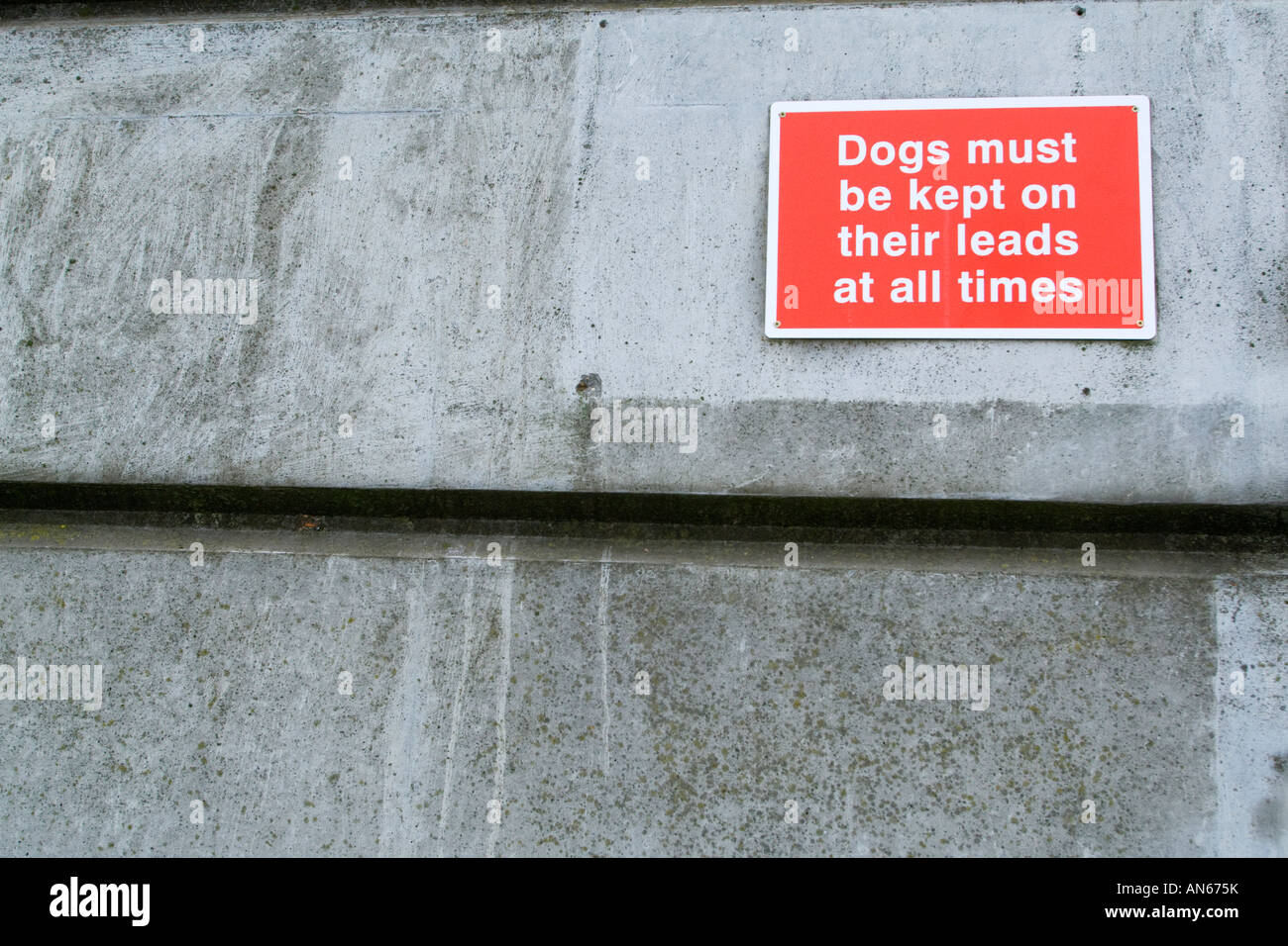 Sign "keep dogs on lead Stock Photo - Alamy