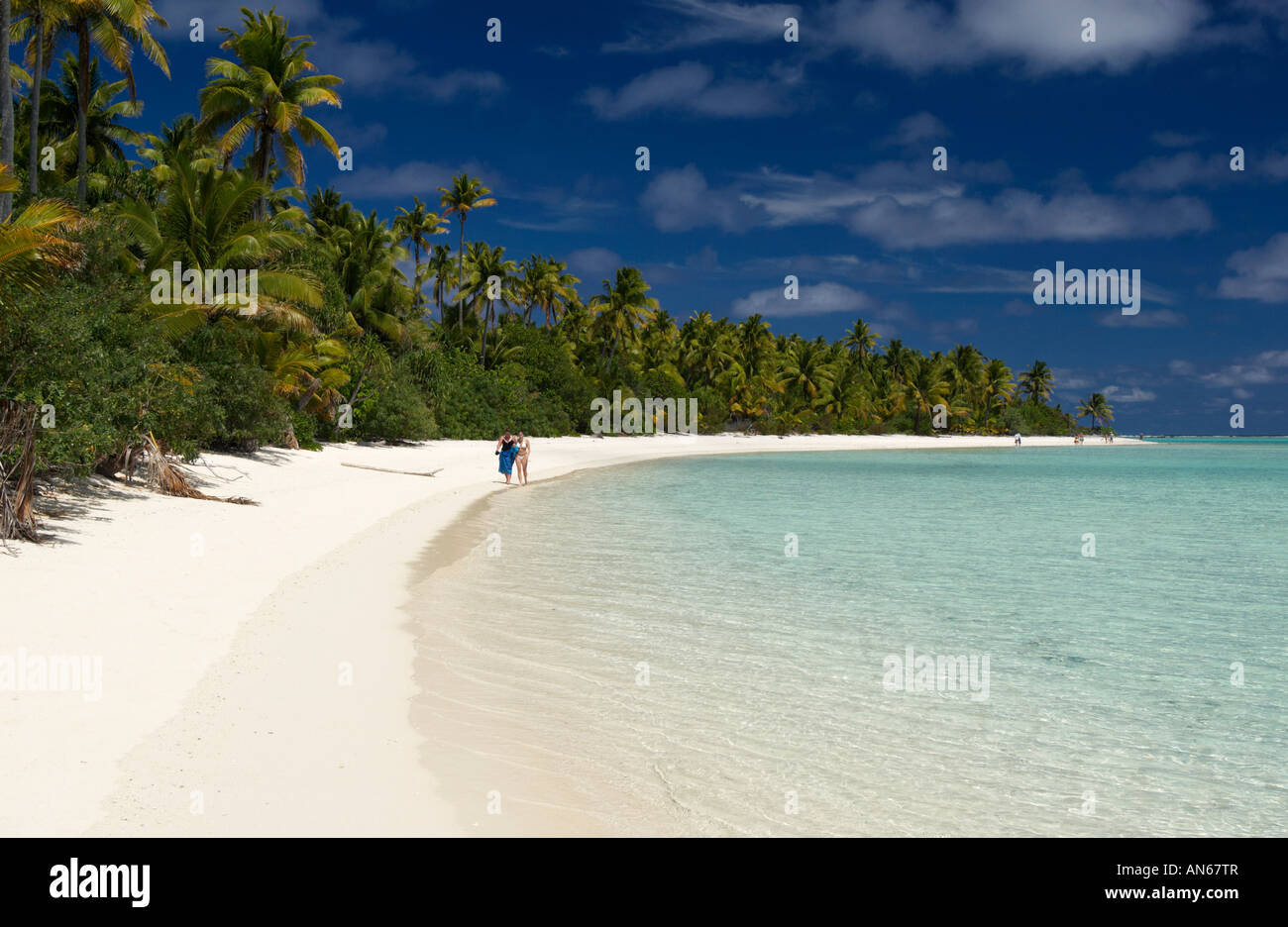 Strollers enjoying the beautiful sandy beach of Tapuaeta'i motu (One ...