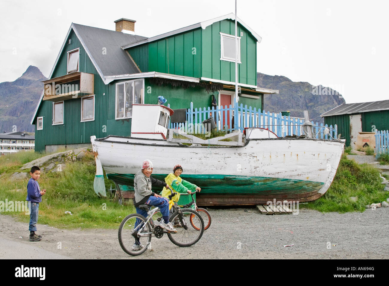 Inuit children playing hi-res stock photography and images - Alamy