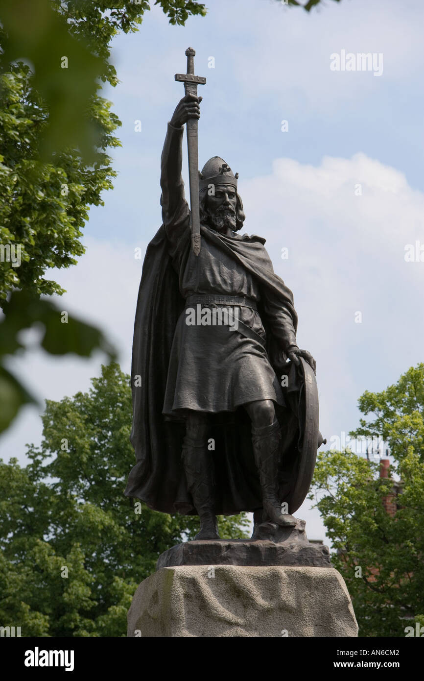 Statue Of King Arthur Winchester at Rosa Rhymes blog