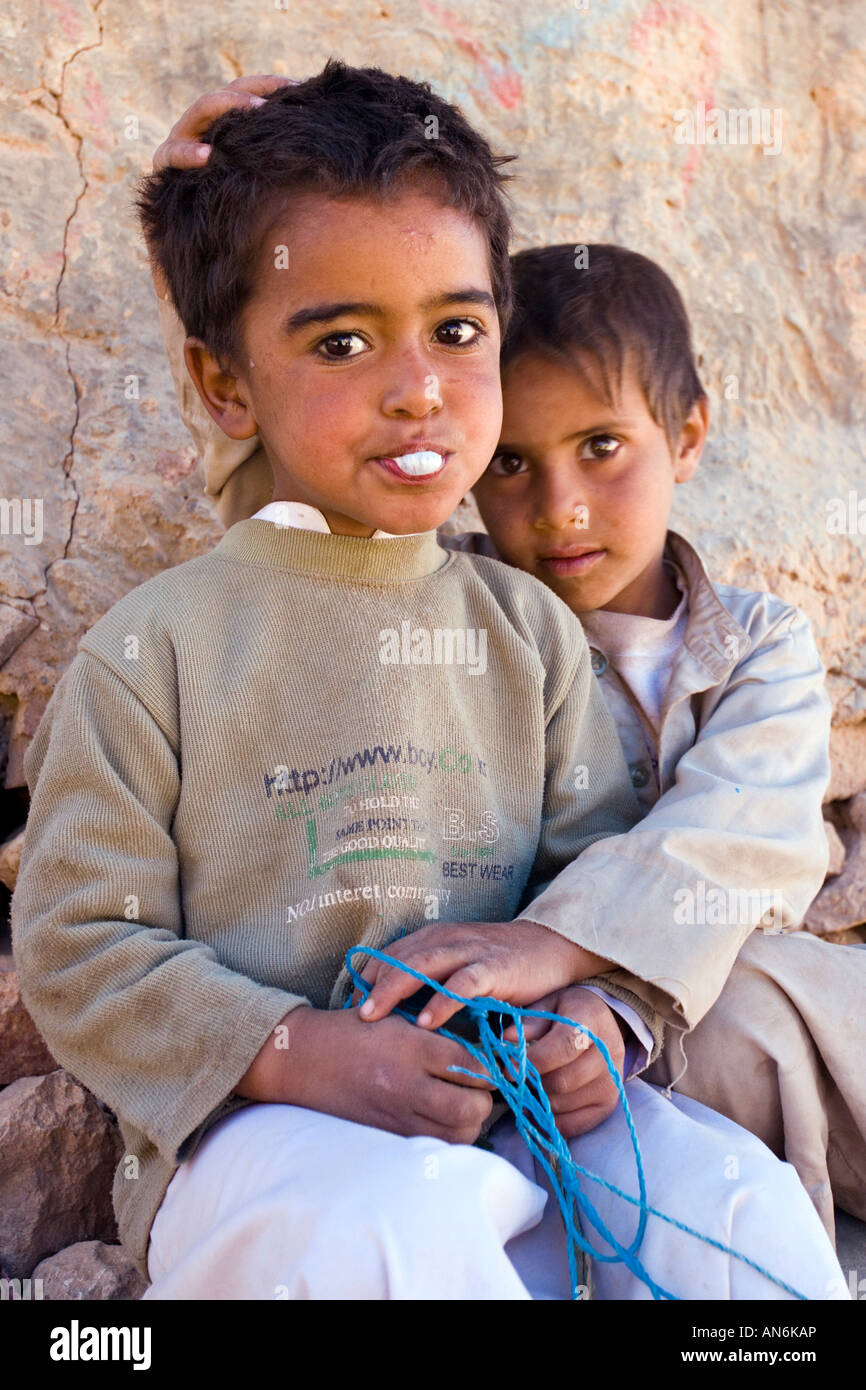 Yemeni children in the clifftop village of Shahara Yemen Stock Photo ...