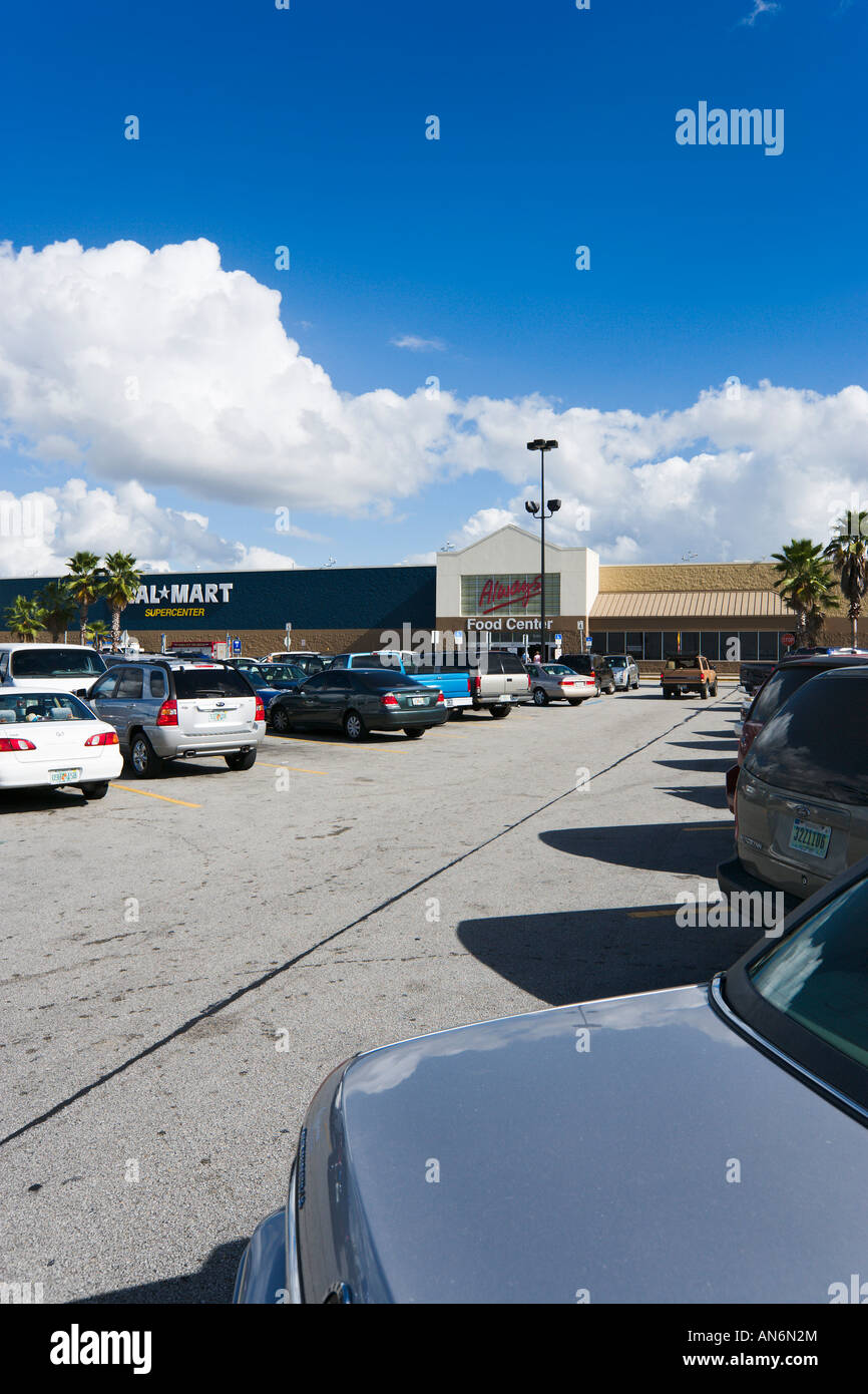 Walmart supercenter store parking hi-res stock photography and images ...