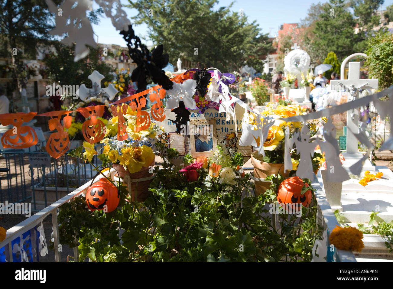MEXICO Guanajuato Gravesite in cemetery decorated for Day of the Dead ...