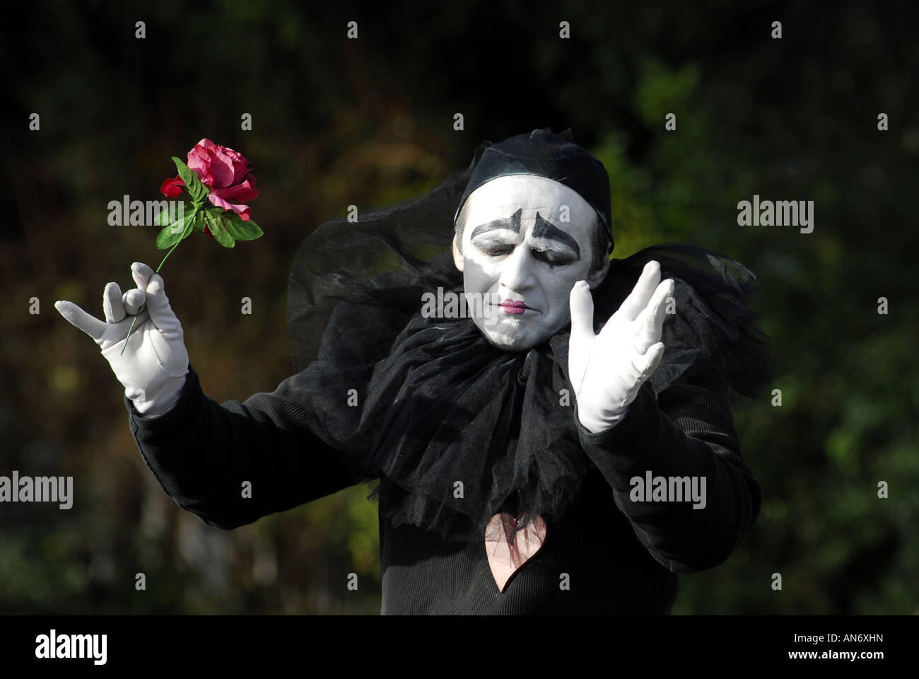Mime artist paris hi-res stock photography and images - Alamy