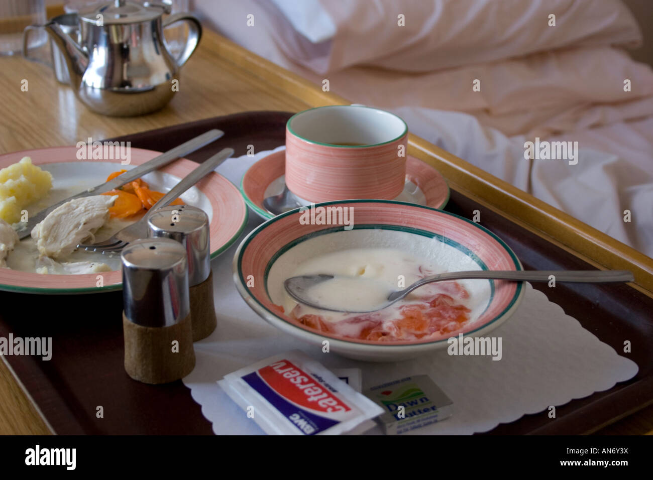 Empty bed on hospital ward hi-res stock photography and images - Alamy