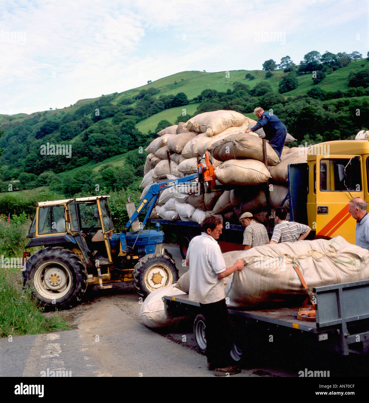 Men farmworkers hi-res stock photography and images - Alamy