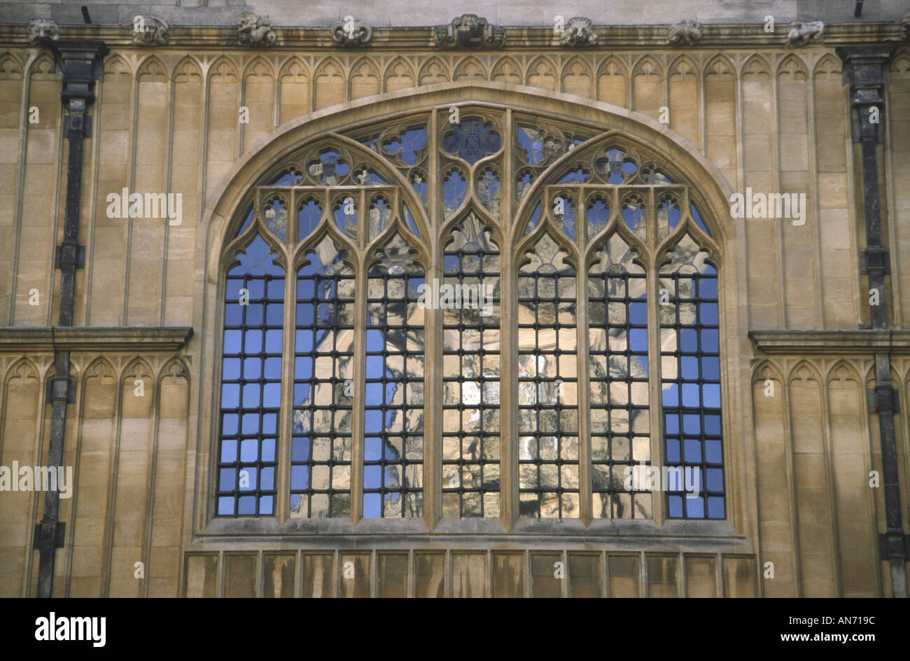 Reflection of the Bodleian library in the window of the Sheldonian ...