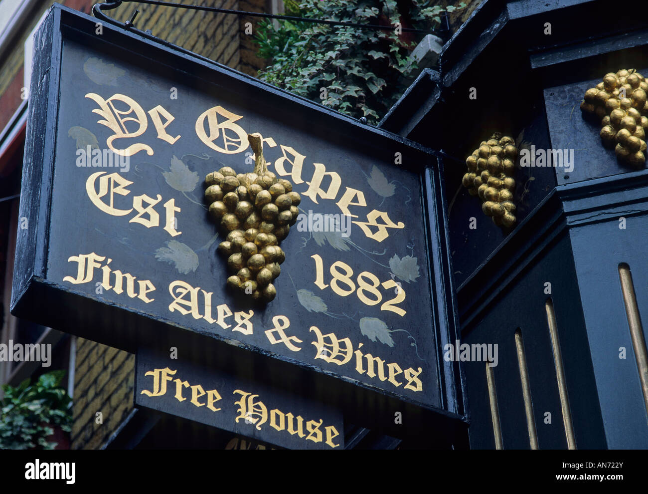 The grapes pub hi-res stock photography and images - Alamy