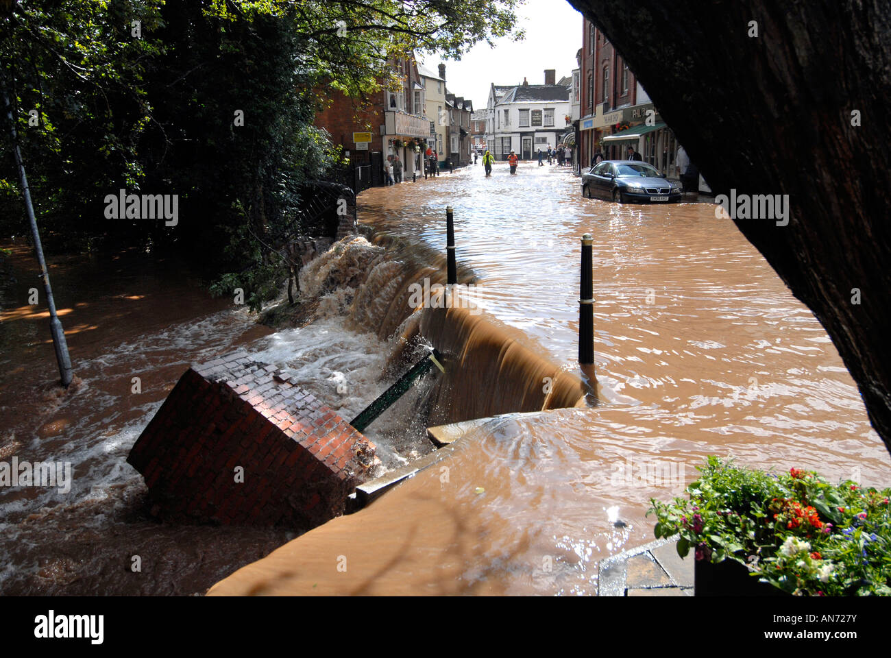 Wall collapses under pressure of flood water in Tenbury Wells, July ...
