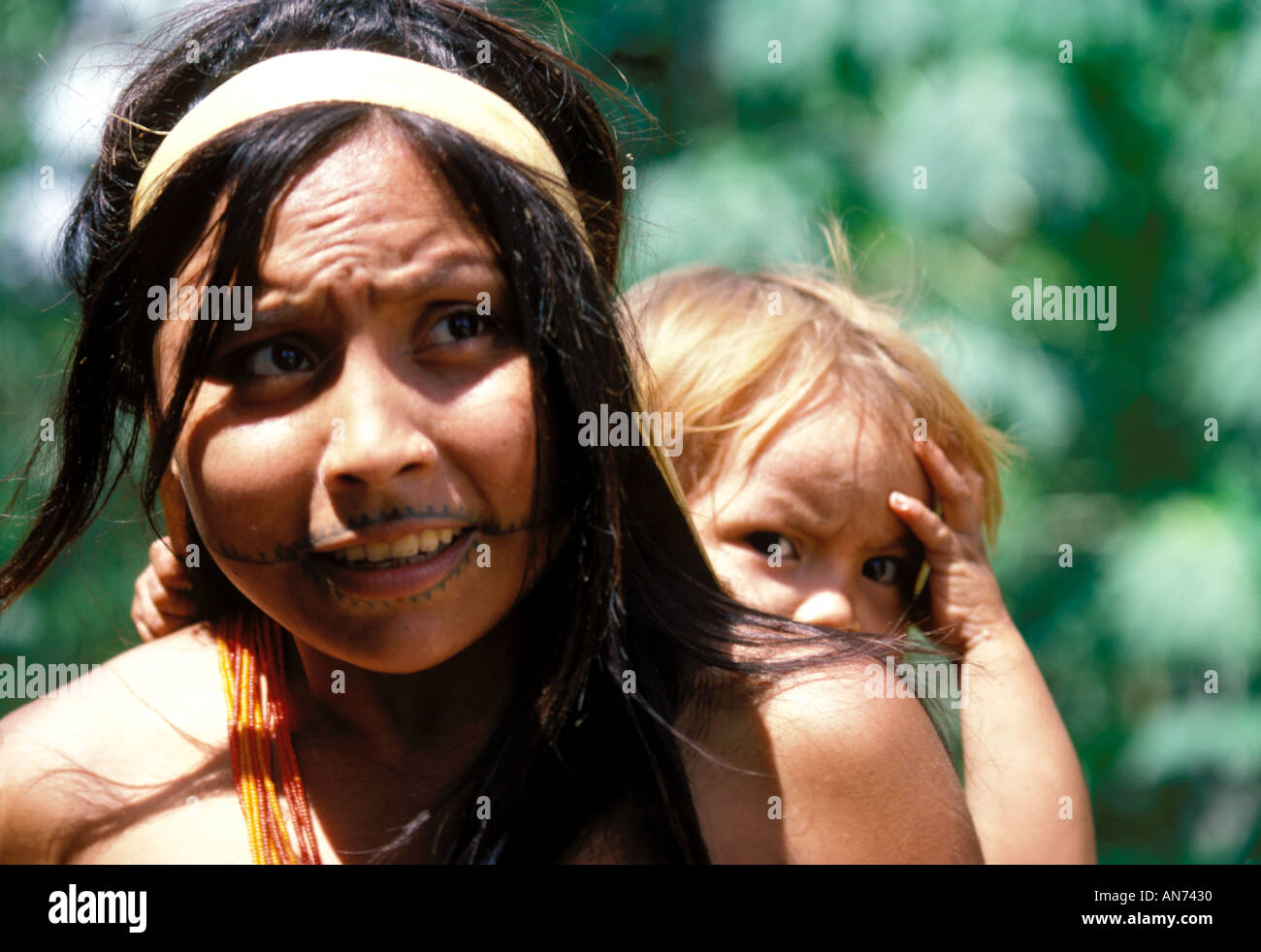 Matses Indian mother and child Stock Photo - Alamy