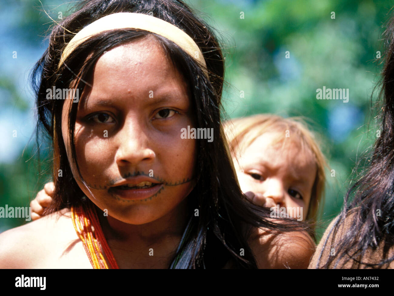 Matses Indian mother and child Stock Photo - Alamy