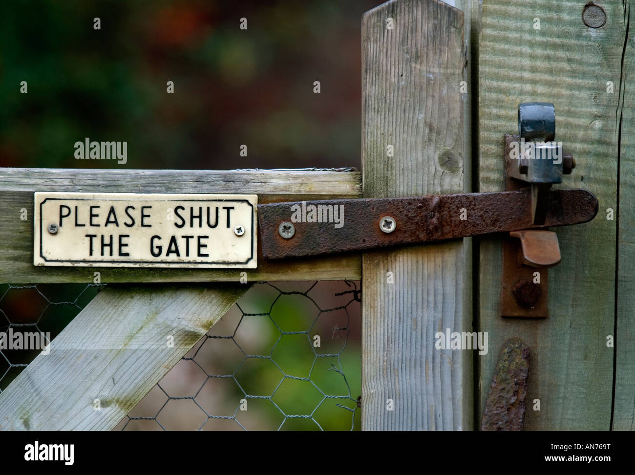Please shut the gate sign Stock Photo - Alamy