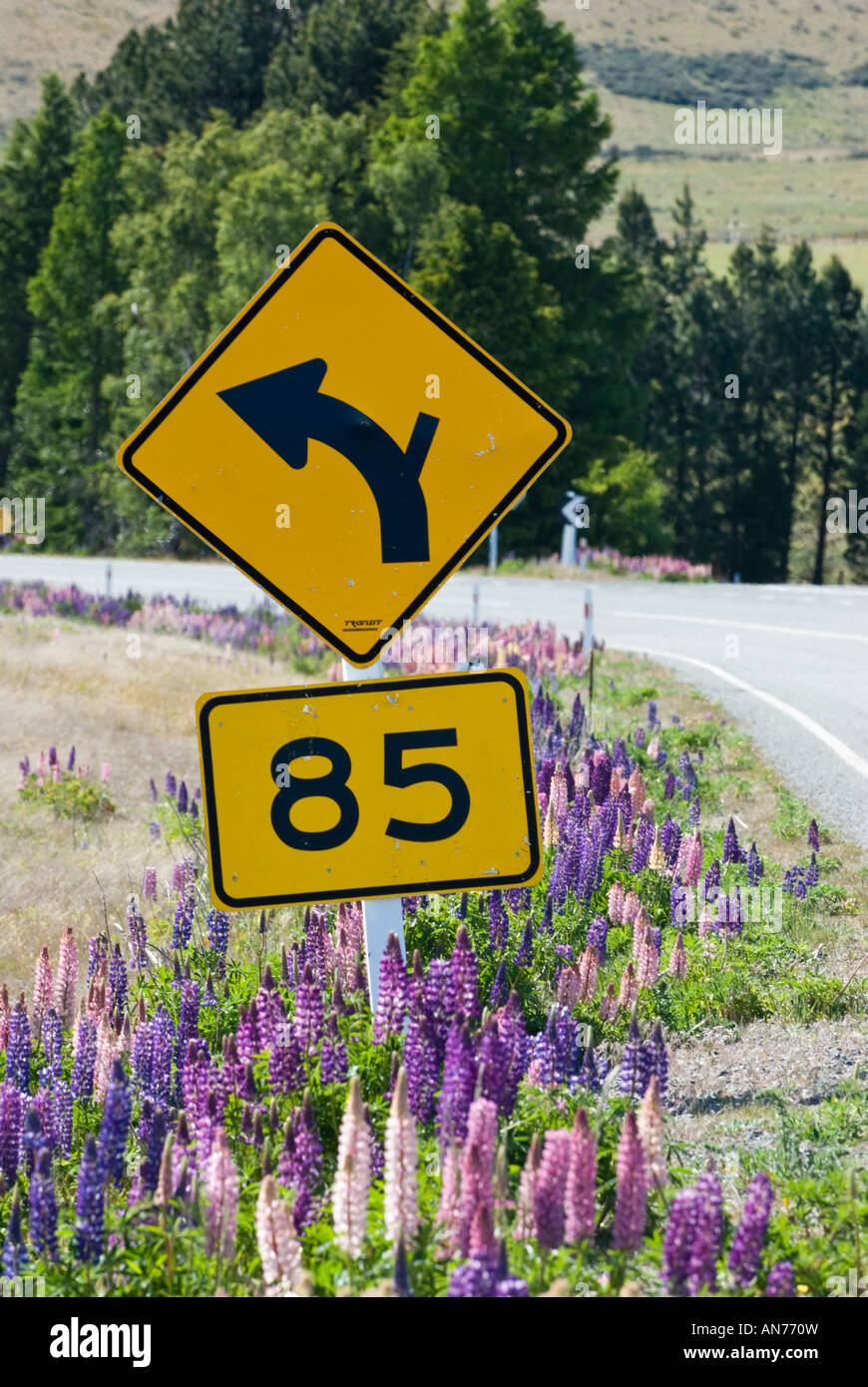 Turn with advisory speed sign hi-res stock photography and images - Alamy