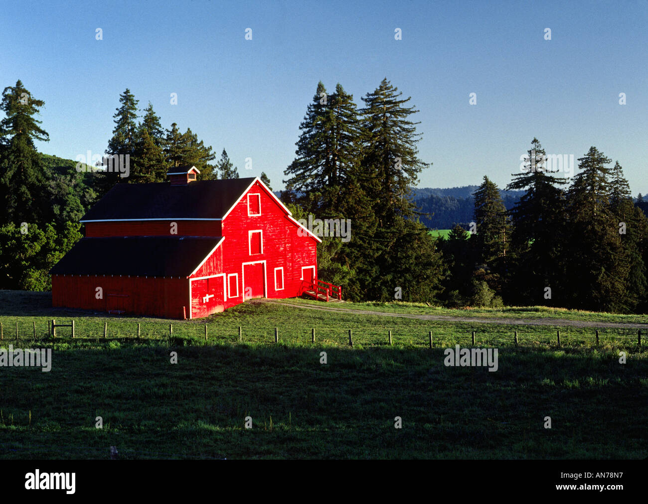 Classic red barn hi-res stock photography and images - Alamy