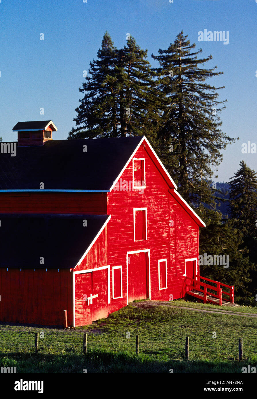 Classic red barn hi-res stock photography and images - Alamy