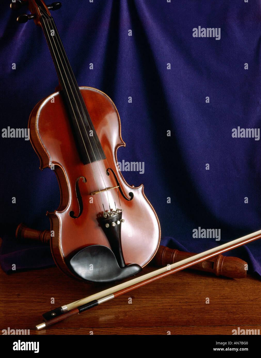 Violin violins table hi-res stock photography and images - Alamy