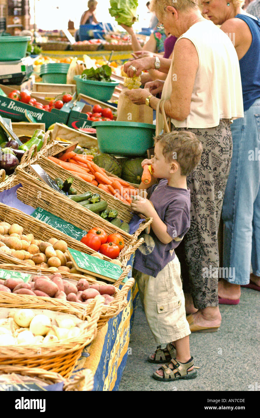 Smelling food kids hi-res stock photography and images - Alamy
