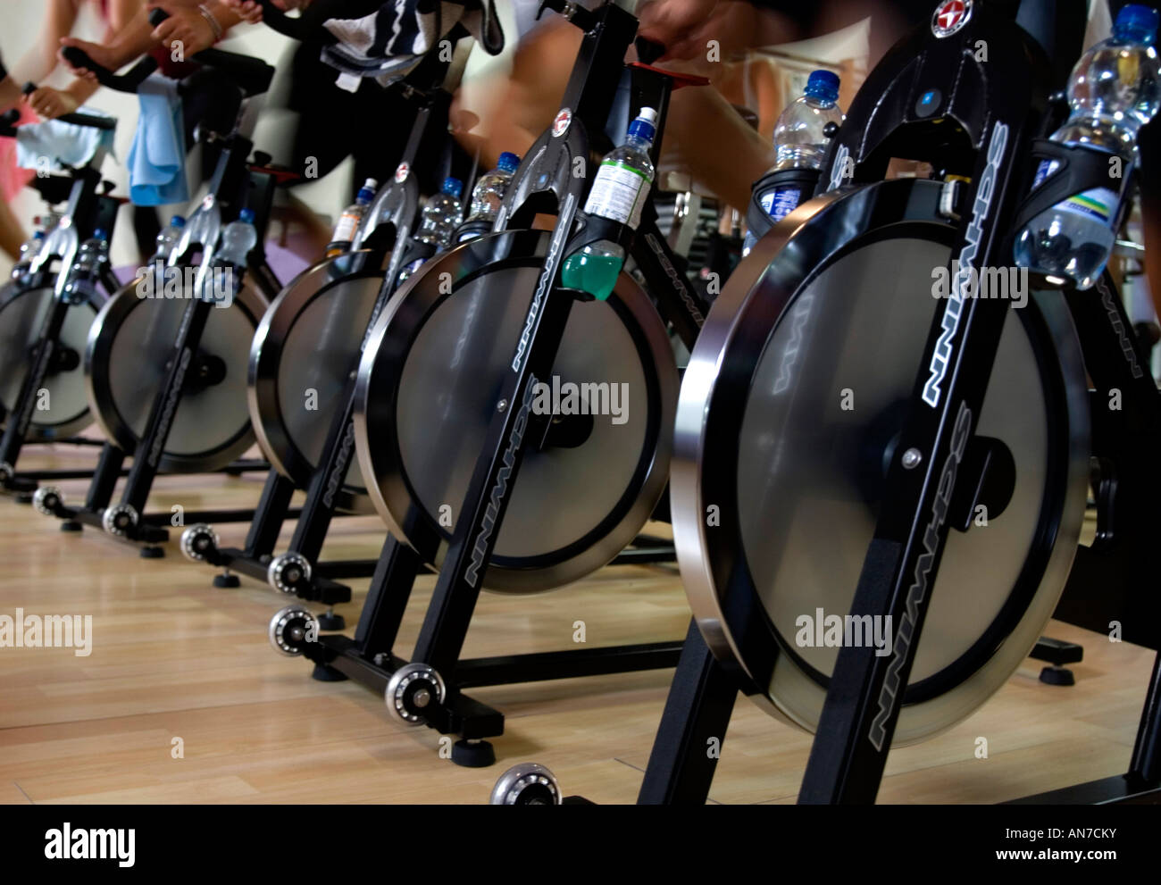 Spinning is good for health you make aerobics exercices on a bicycle ...