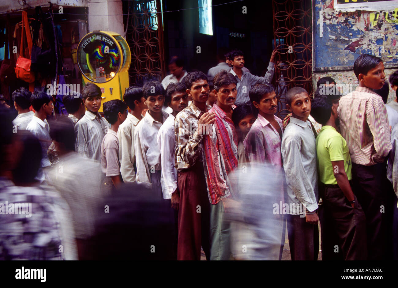 India cinema queue hi-res stock photography and images - Alamy