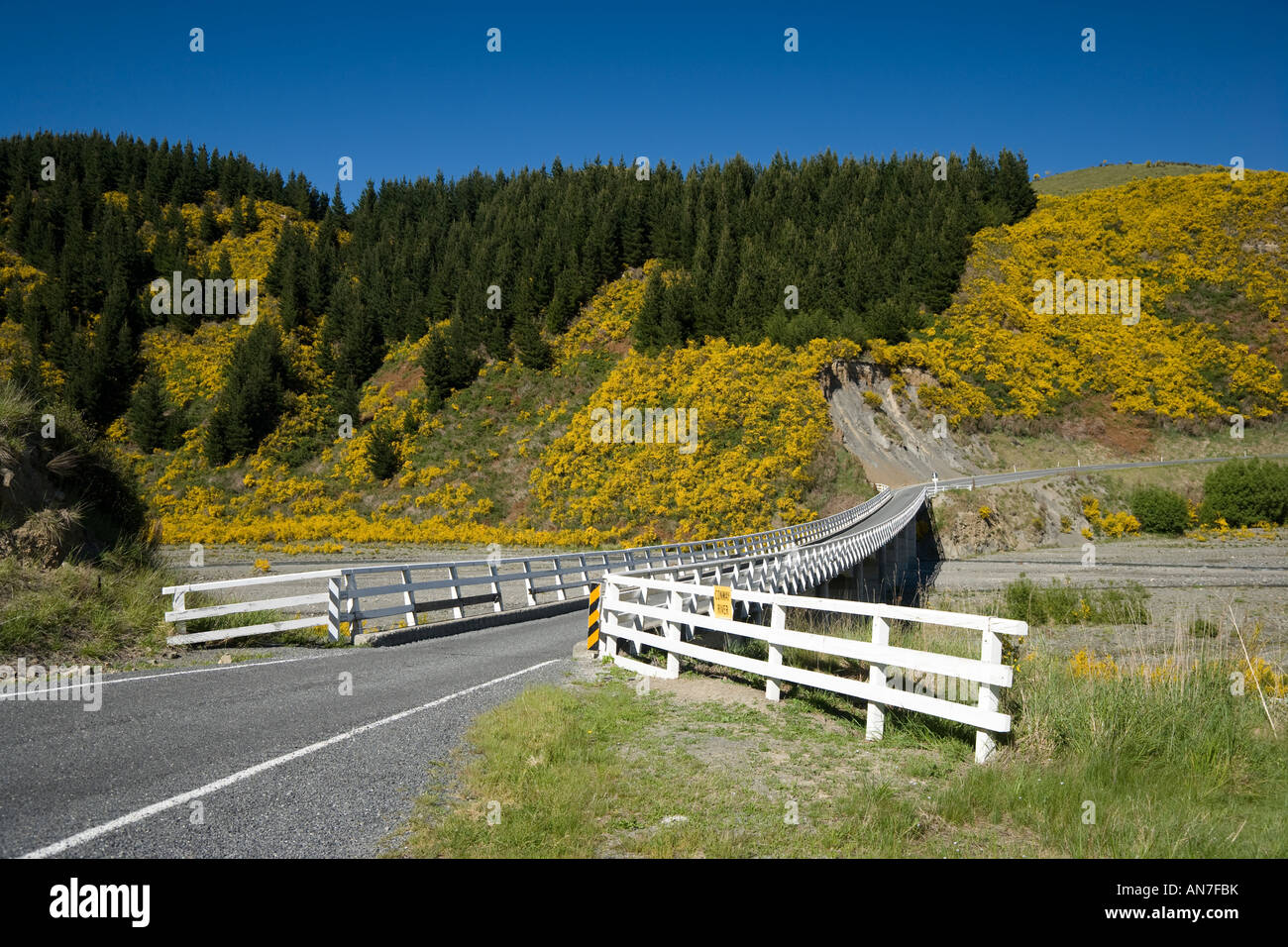 A single lane bridge in New Zealand Stock Photo - Alamy