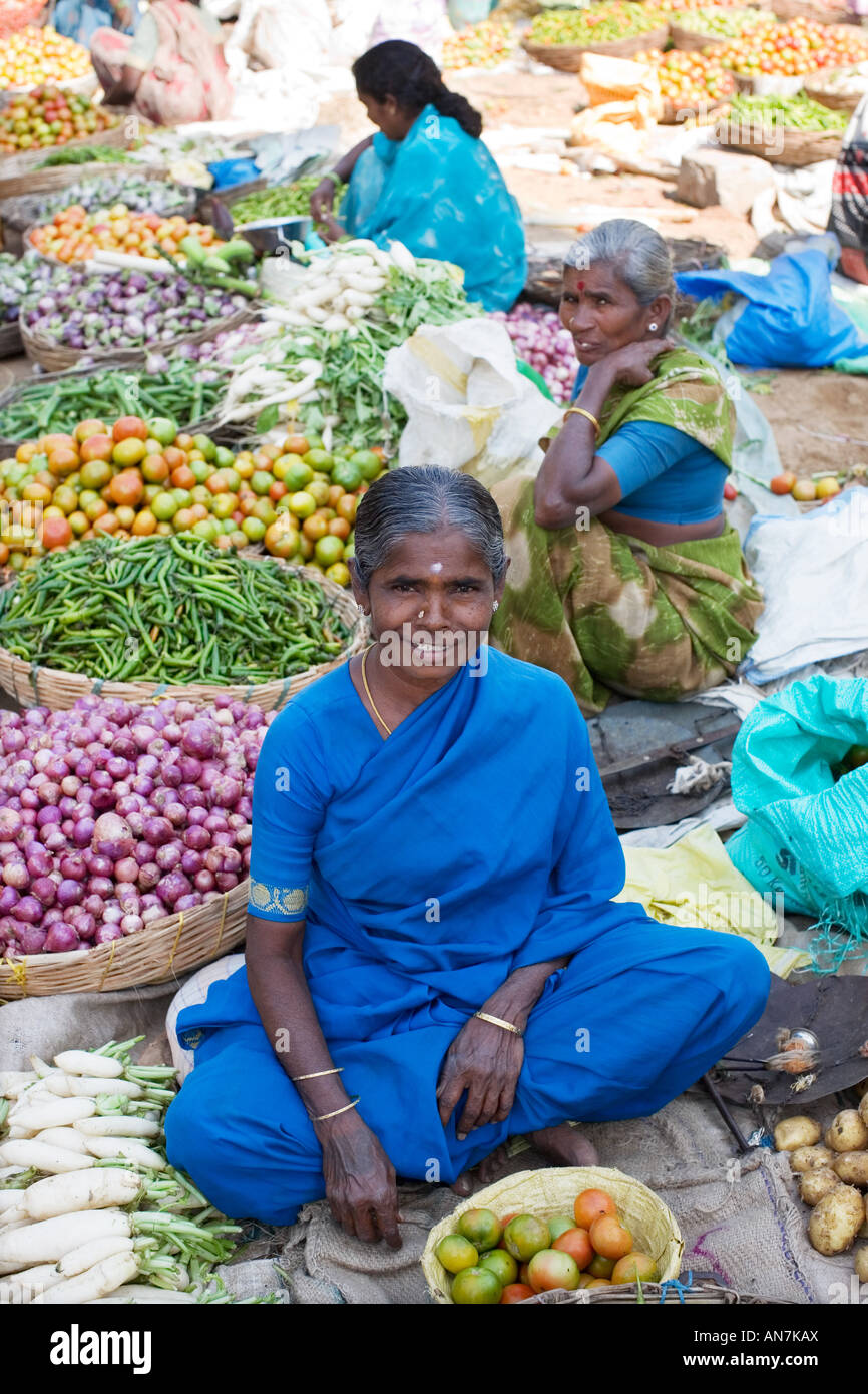 Vegetable vendor weighing vegetables selling hi-res stock photography and images - Alamy