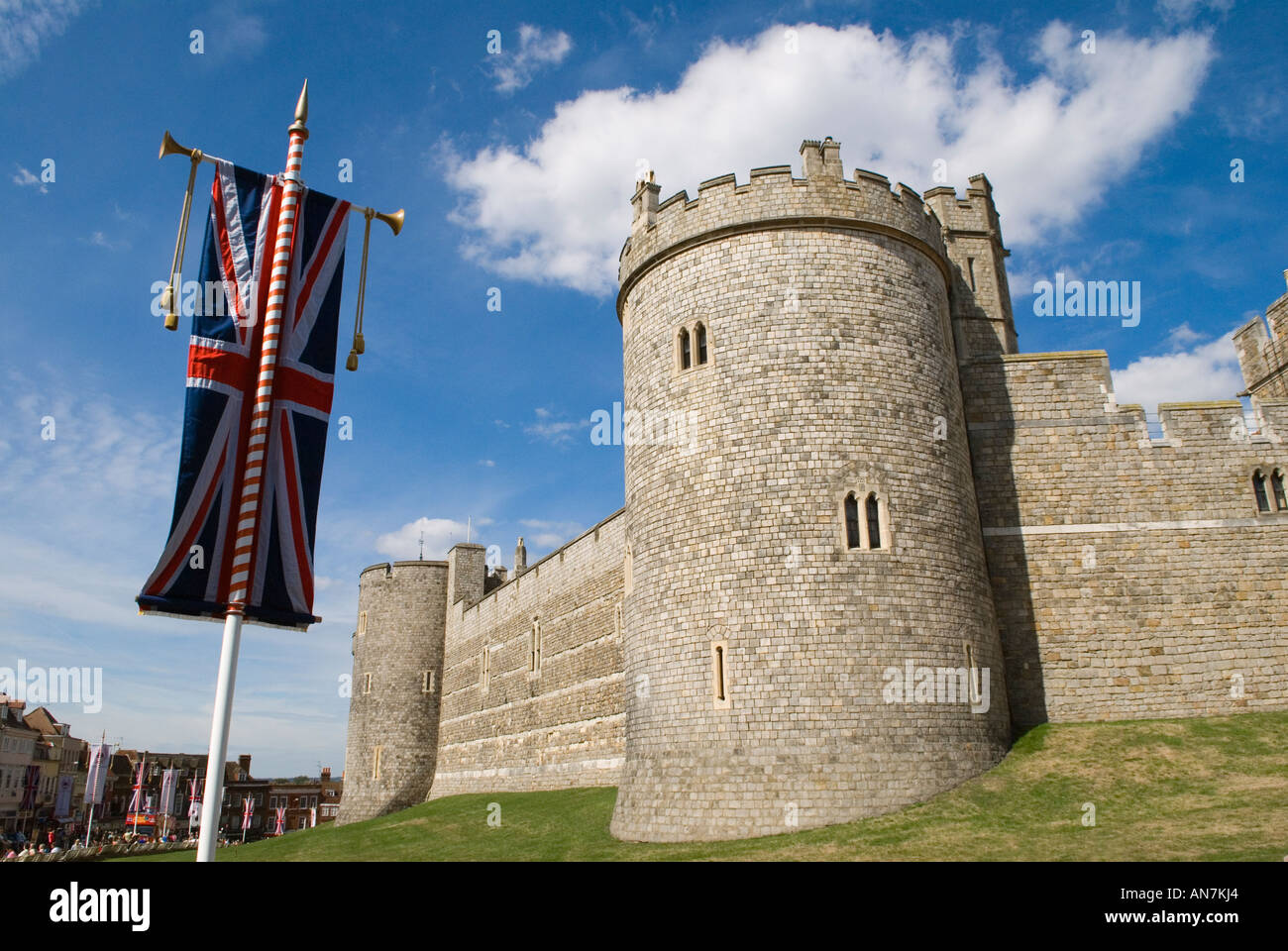 Windsor high street with the castle hi-res stock photography and images ...