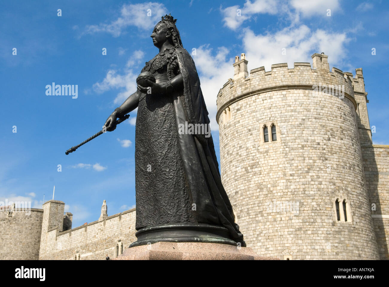 Queen Victoria statue in Windsor High Street Windsor Castle, Berkshire ...