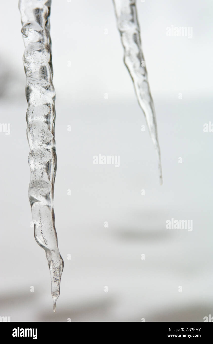ICICLES HANGING FROM A ROOF Stock Photo - Alamy