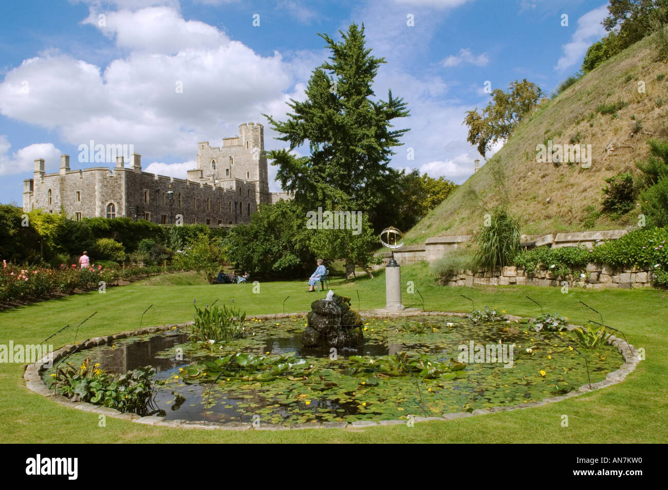 Windsor castle garden hi-res stock photography and images - Alamy