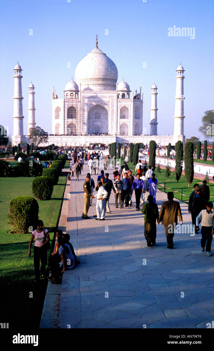 Local Indian tourists visit Taj Mahal Stock Photo - Alamy